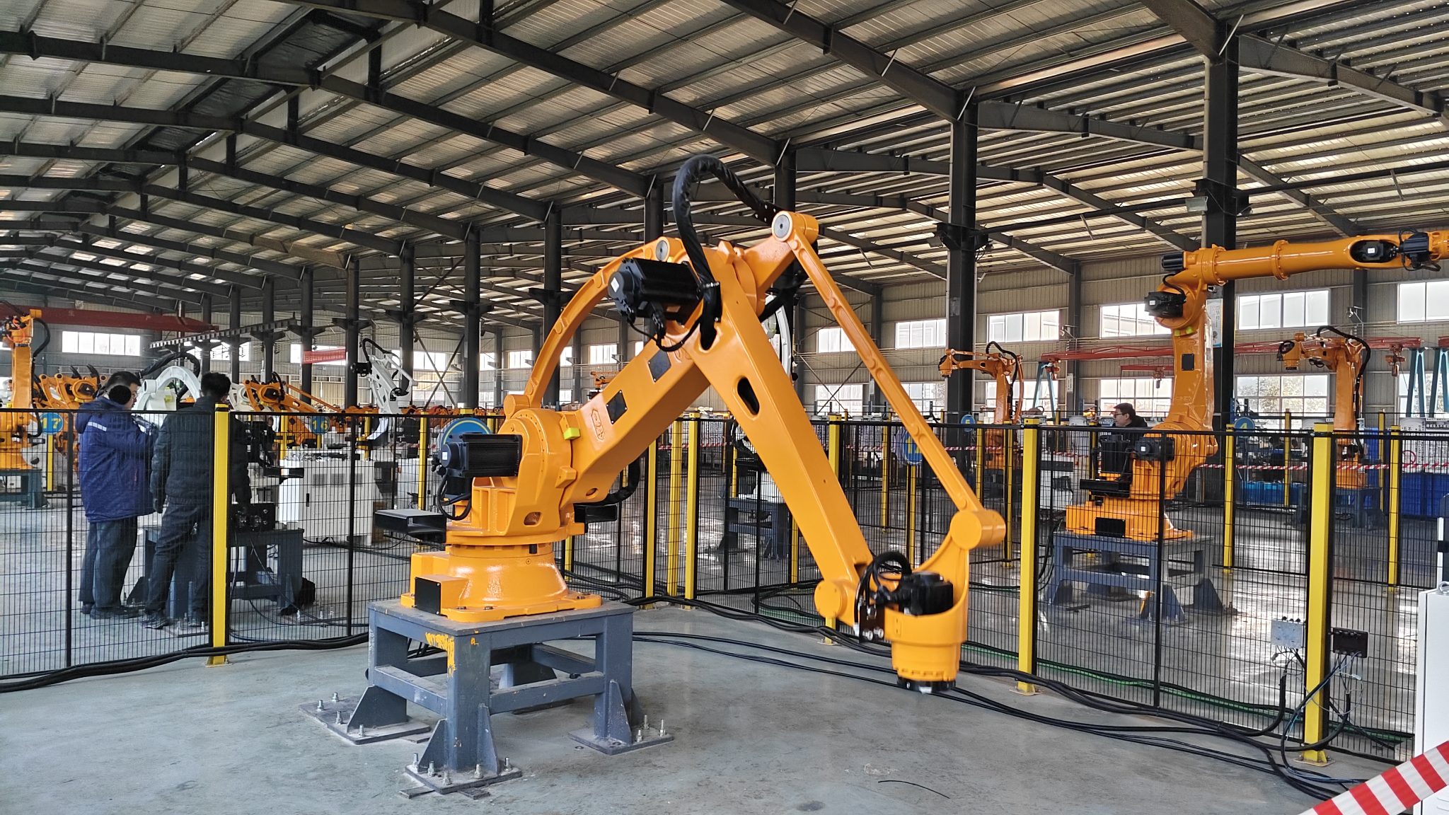 Industrial robots and multifunctional robotic arms: the hard-core ...